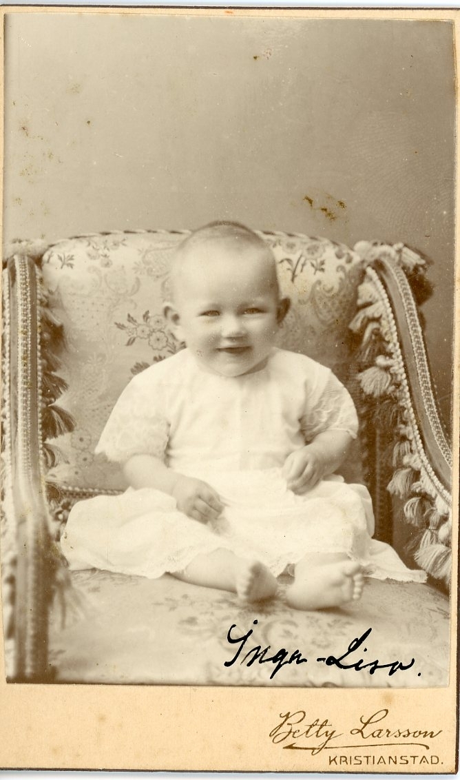 Kabinettsfotografi av ett spädbarn endast känt som Inga-Lisa. - Grenna ...