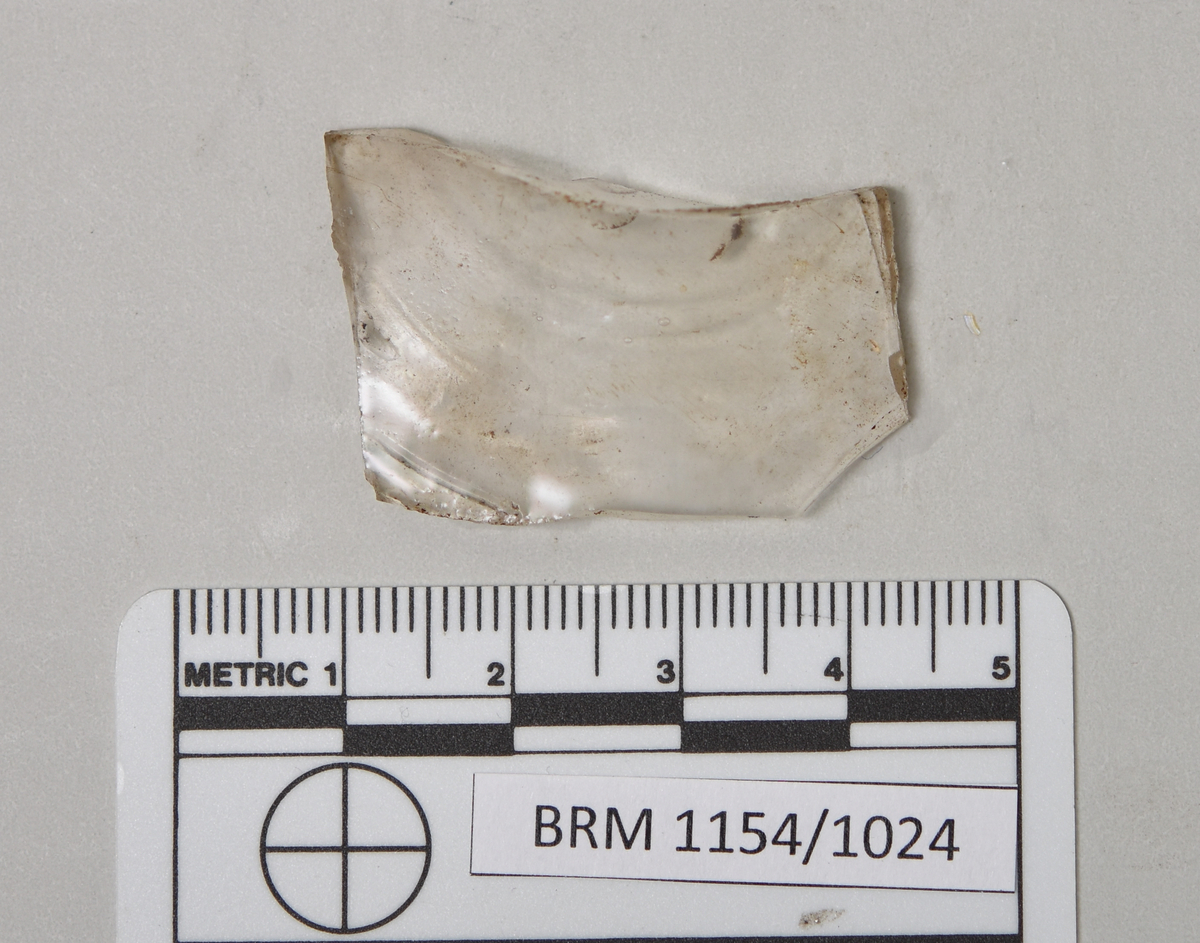 BRM 1154/1024 Et fotskår tilhørende et drikkebeger. Skåret er helt ...