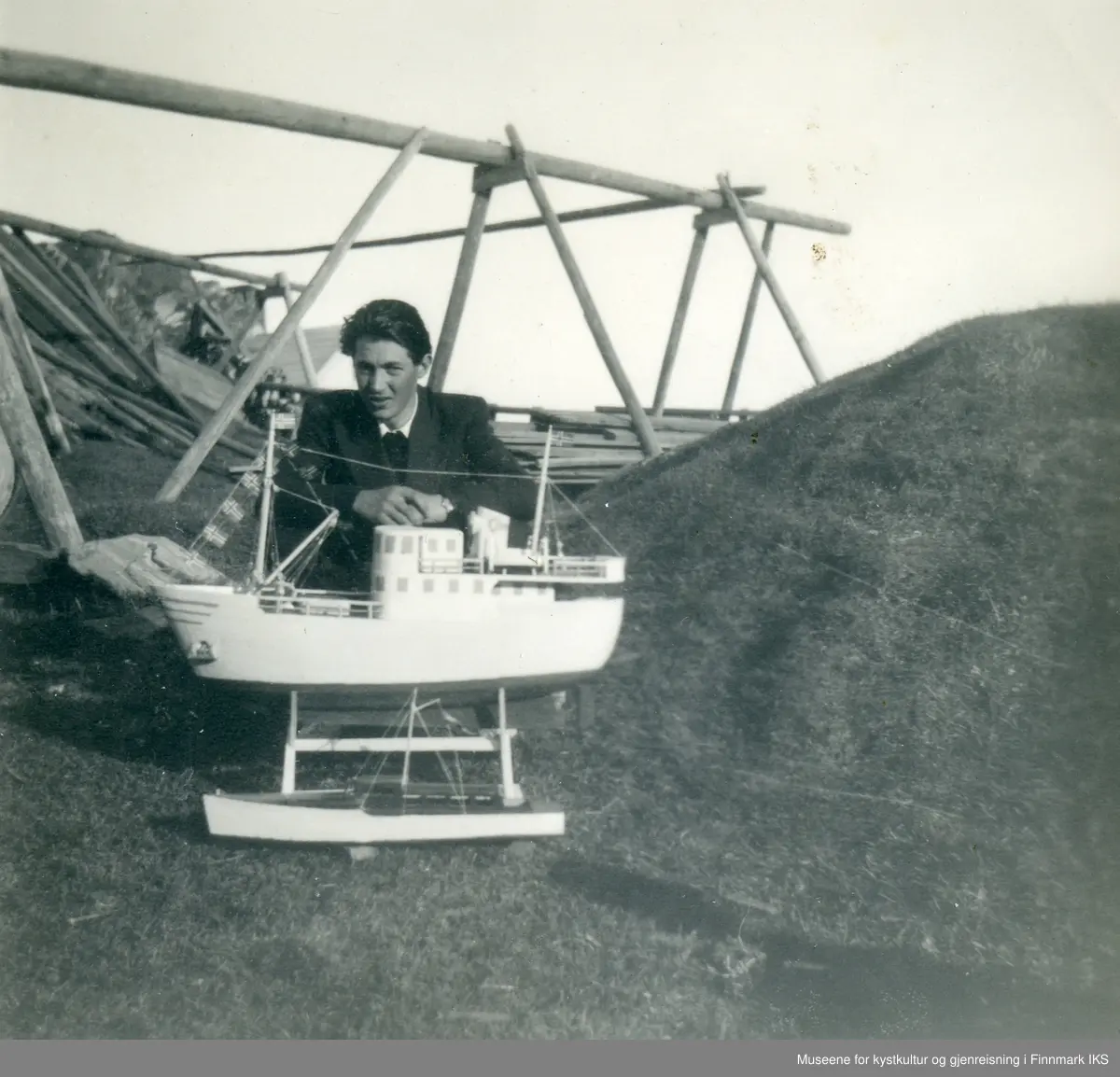 Nordvågen. Hans Hansen Koberg med en båtmodell han har laget. - Museene ...