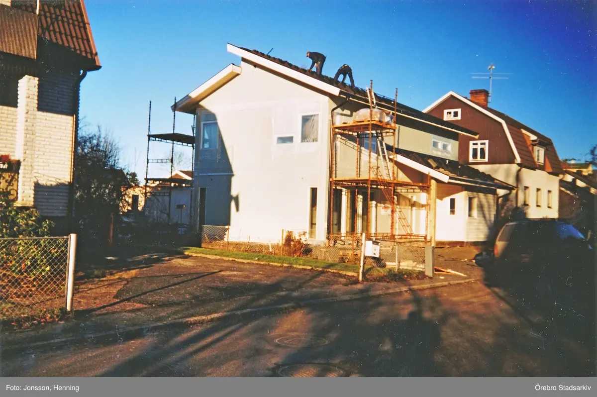 Nytt hus uppbyggt efter det att gamla huset rasat efter ...