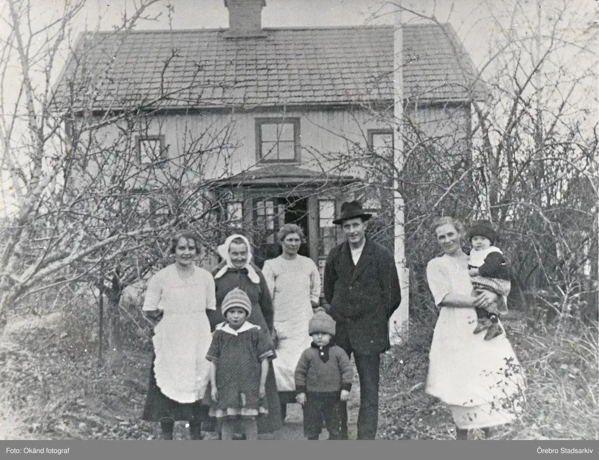 Familjen Gustavsson framför villa Uddeholm i Hjärsta, 1920 - Örebro ...