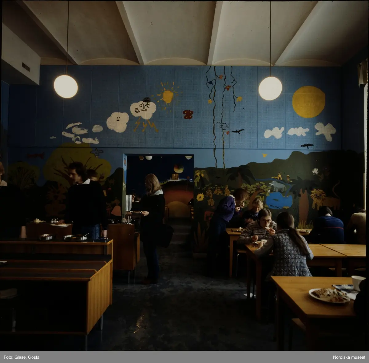 Matsal med väggmålning. - Nordiska museet / DigitaltMuseum