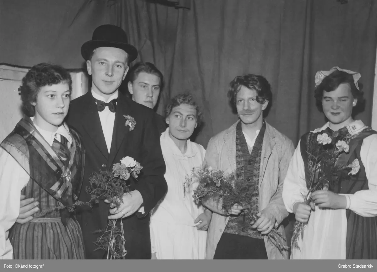 Skådepelarna avtackas på JUF:s 25-årsjubileum i Vintrosa, 1954 - Örebro ...