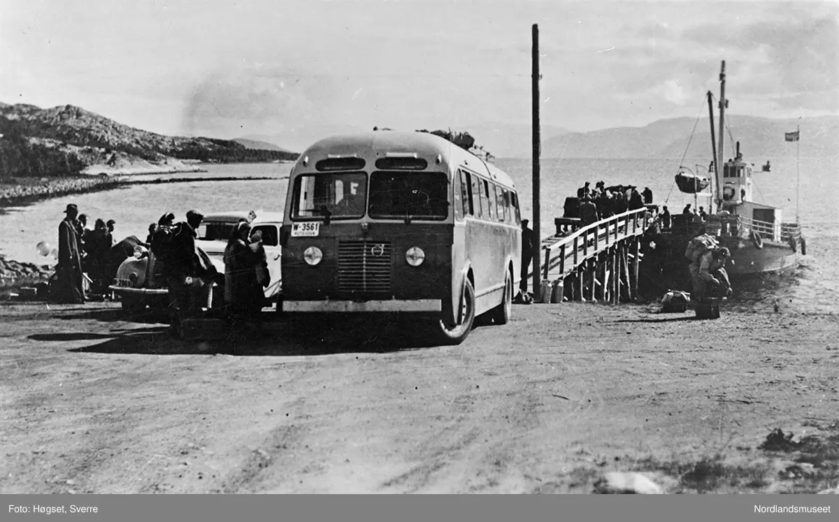 Ferge ved kai i Vågan. Ventende buss med reisende. - Nordlandsmuseet ...
