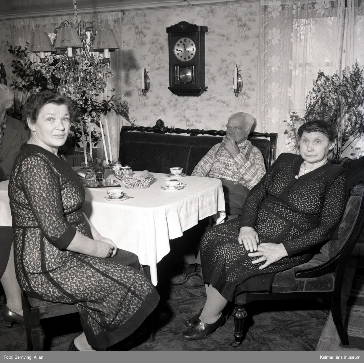 Signe Karlsson, Emy, syster till Rikke Johansson 82 år till vänster, i ...