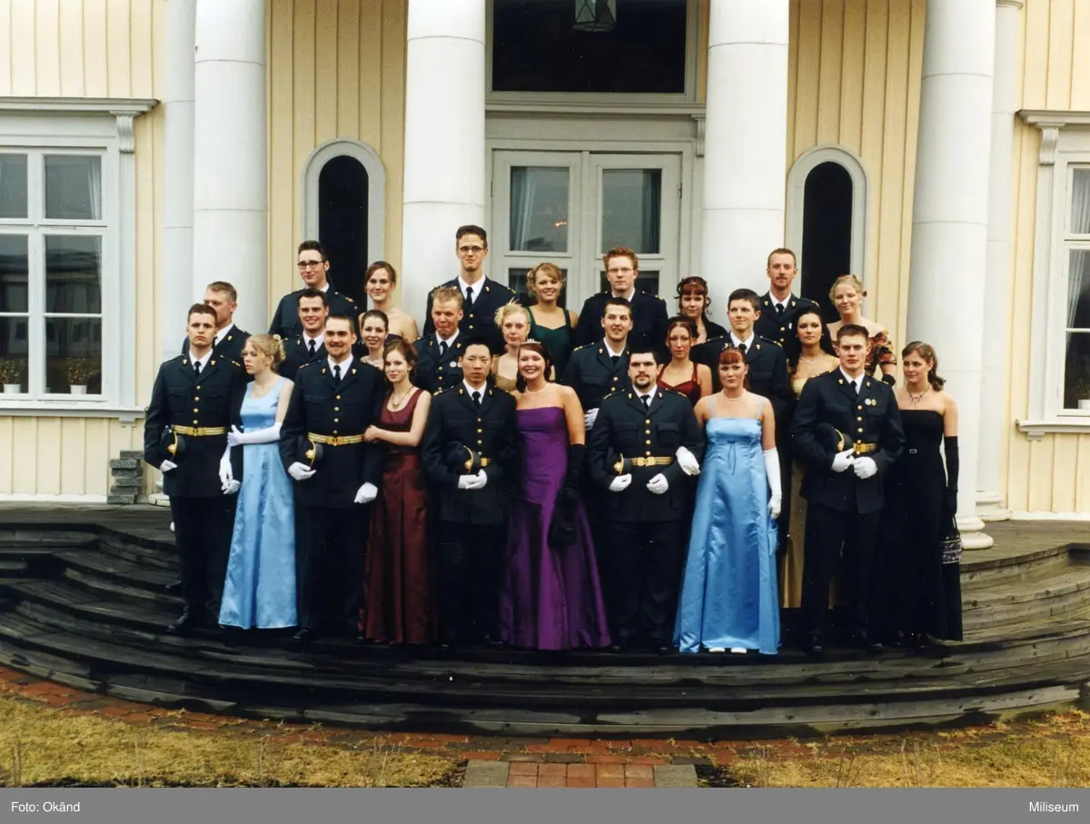 Ing 2 kadettbal. Baldeltagare på trappan till Mäss Trianon. - Miliseum ...