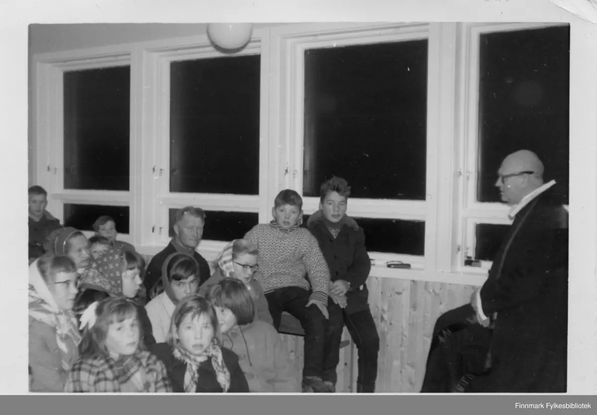 Gudstjeneste på Kunes skole i skolekapellet med sogneprest Karstein ...