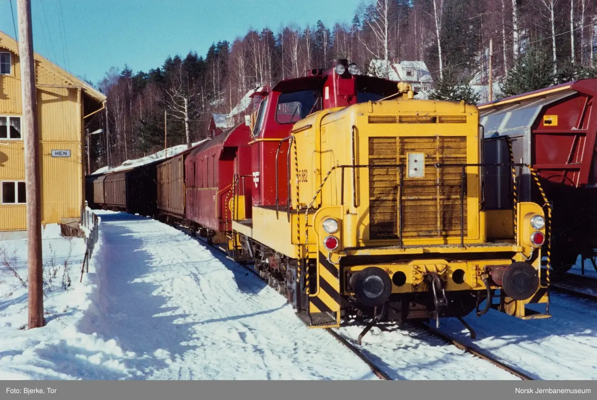 Diesellokomotiv Di 5 862 med godstog på Hen stasjon på Randsfjordbanen ...