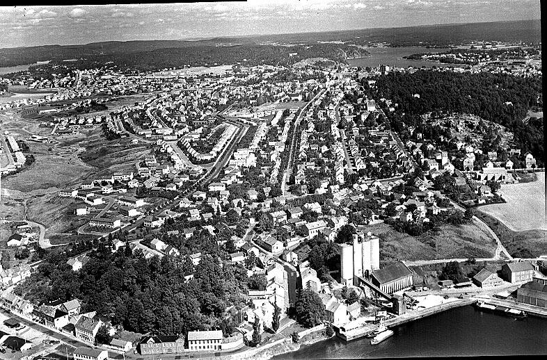 Sandesund og Melløs, i bakgrunnen ser vi sentrum av Sarpsborg ... Sandesund og Melløs, i bakgrunnen ser vi sentrum av Sarpsborg ...