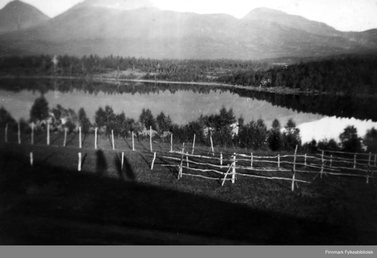 Fiskevannet på Seljemoen i Målselv. Det er satt opp hesjer foran i ...