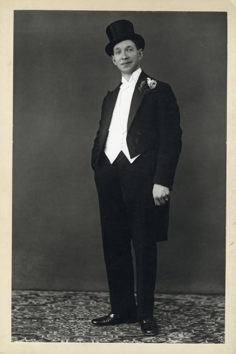 En okänd man i frack och hög hatt. Teater (?), revy (?). Helfigur ...