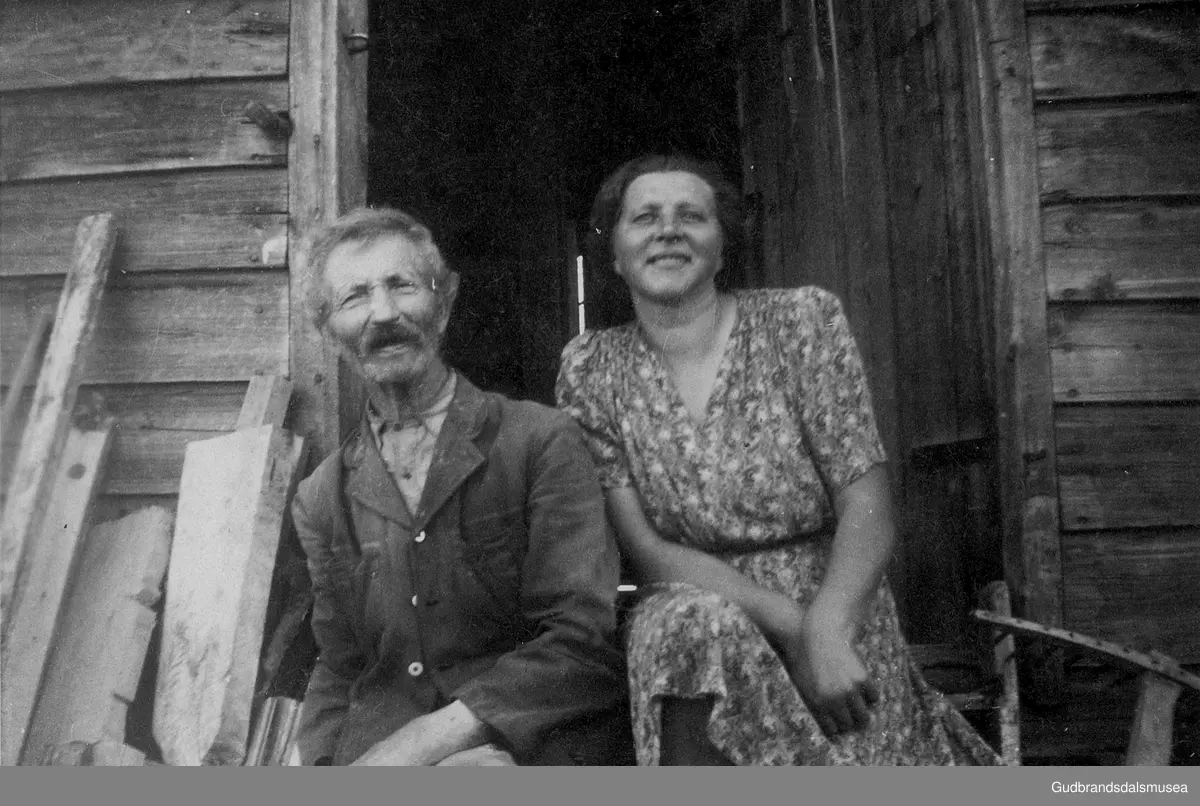 Syver Vigstad (f. 1870) (var i Skjåk kjend som Syver Steinbakke) og ei ...