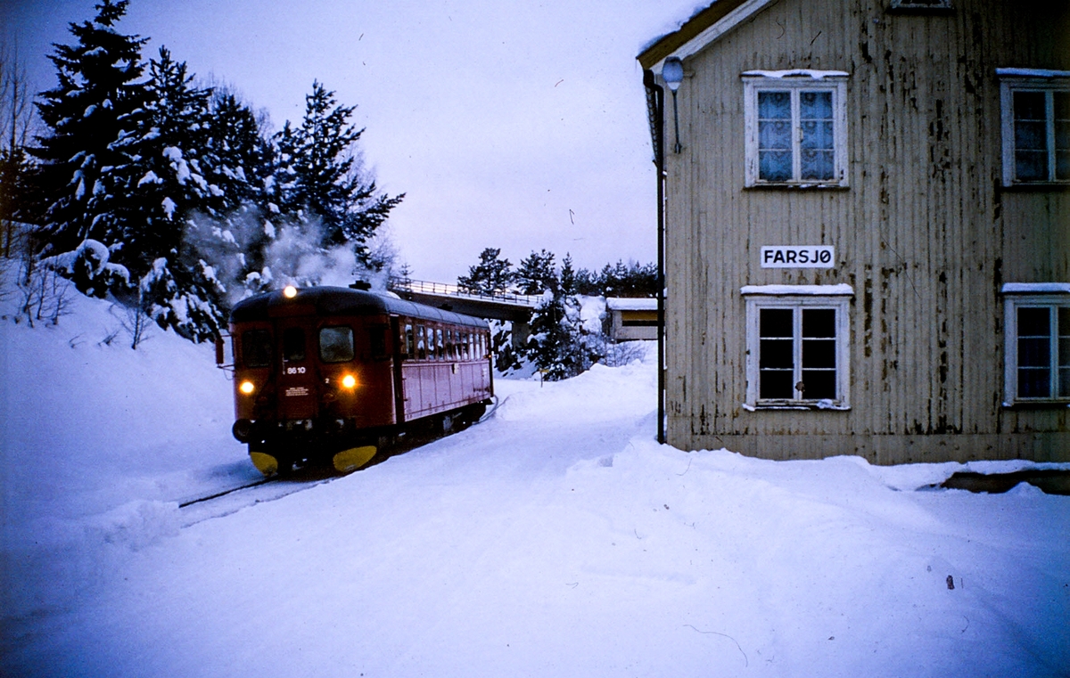 Motorvogn Bm.86.10 ved Farsjø stasjon. Kragerøbanen. Vinter 1988 ...