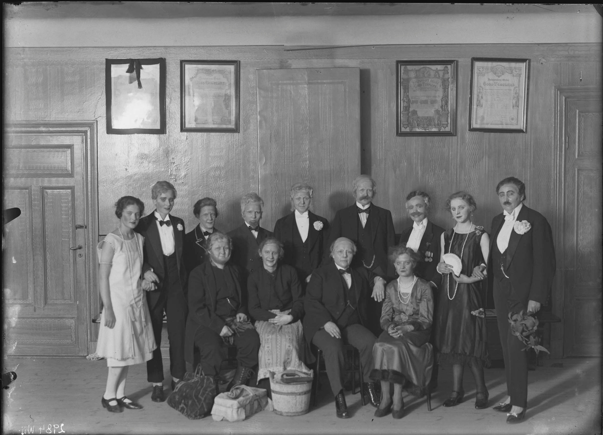 Teateramatörer på Systrarnas afton i Godtemplarlokalen i Västerås 1926 ...