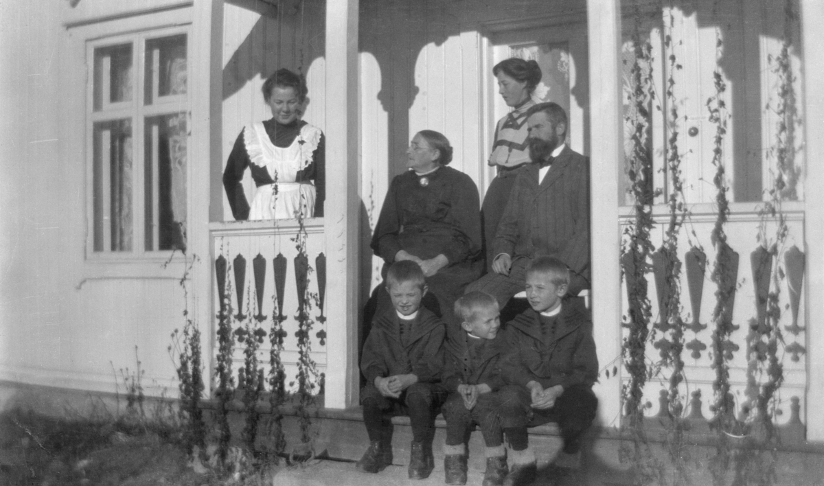 På besøk hos familien Blystad på Kongsvinger - Maihaugen / DigitaltMuseum