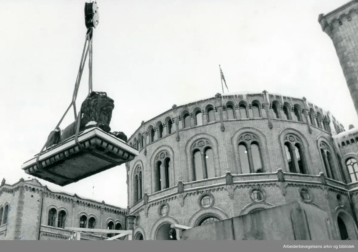 Billedhuggeren Christopher Borch tegnet og modellerte løvene, men det ...
