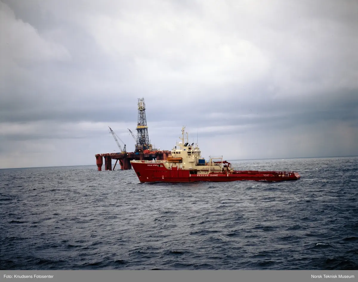 Byford Dolphin flyttbar oljerigg. Supplyskipet Ocean Star Nordsjøen ...