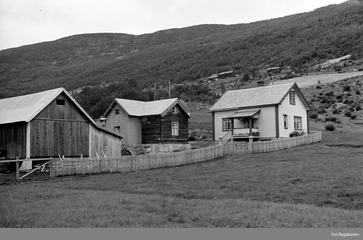 Gardsbruk, våningshus, låve, innmark, gjerde, veranda - Hol Bygdearkiv ...
