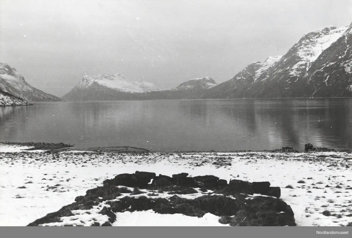 Hustuft fra Breivika, Mistfjorden. Fjorden bak og fjell helt i bakgrunnen. - Nordlandsmuseet ...