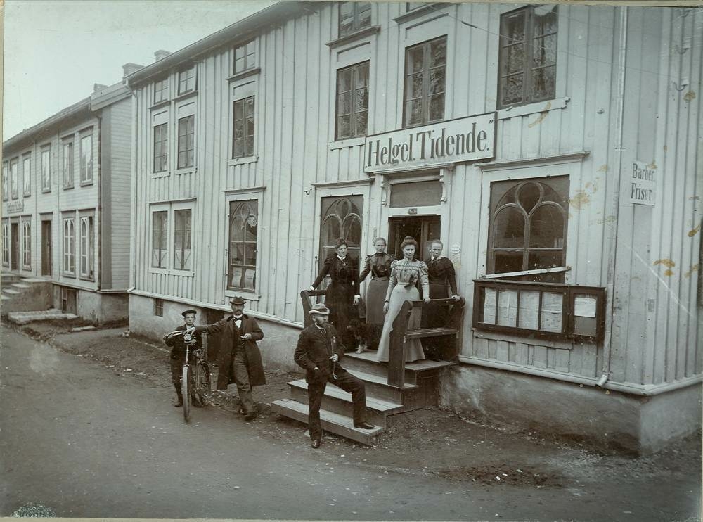 Hus.skilt Helgel.Tiende "Bathengården".Sykkel.personer - Helgeland ...