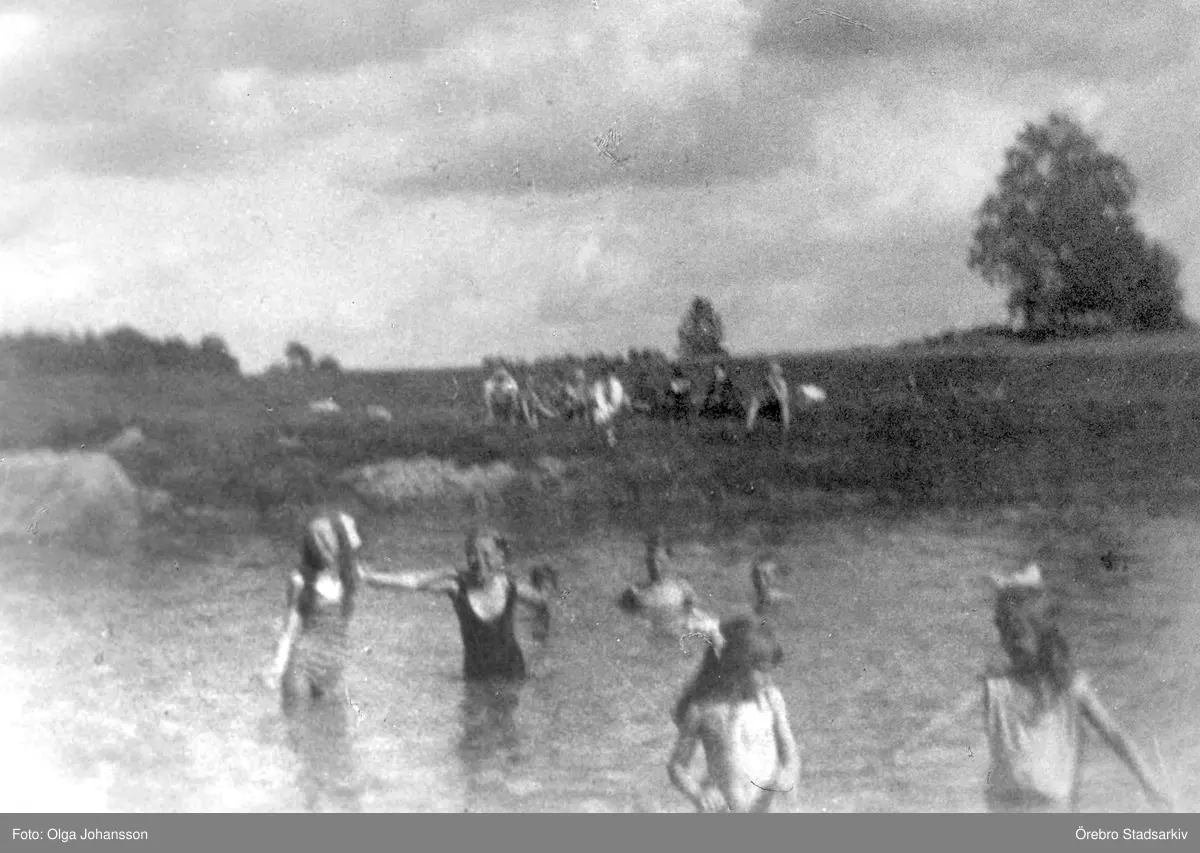Badande barn vid kvarndammen i Tjusebotorp i Hovsta, 1922 - Örebro ...