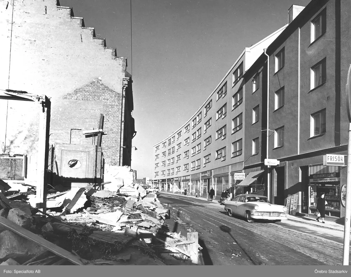Rivning på Drottninggatan mot norr från Änggatan, 1960-03-21 - Örebro ...