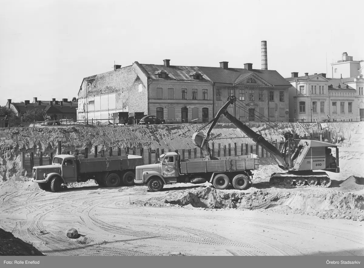 Grävmaskin lastar lastbil vid byggnation av Medborgarhuset, 1963-07-01 ...