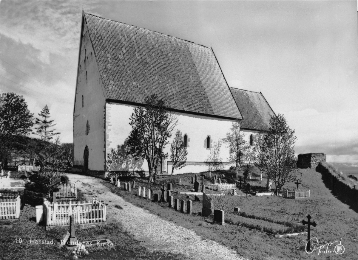 Trondenes kirke med kirkegården foran. - Sør-Troms Museum / DigitaltMuseum