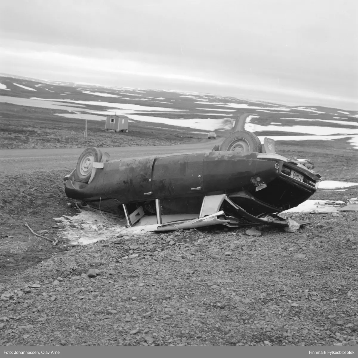 Foto av Citroen DS "Padde" på Båtsfjodfjellet som har skjørt ut av ...