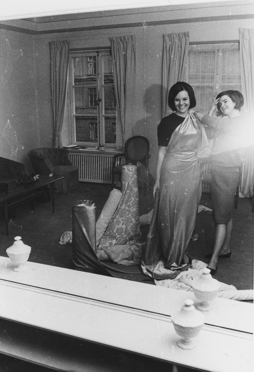 Siv Åberg, Fröken Sverige 1964. Utprovning av klänning inför Miss ...