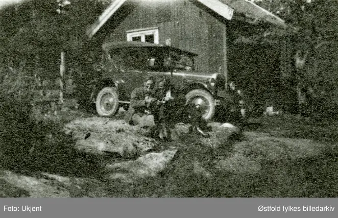 Myra (Øyenkilen) 1930- årene. Til venstre: Herman Hansen. Bilen kan ...