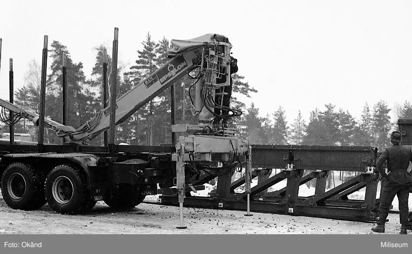 Byggnation av Medium Girder Bridge (MGB). - Miliseum / DigitaltMuseum