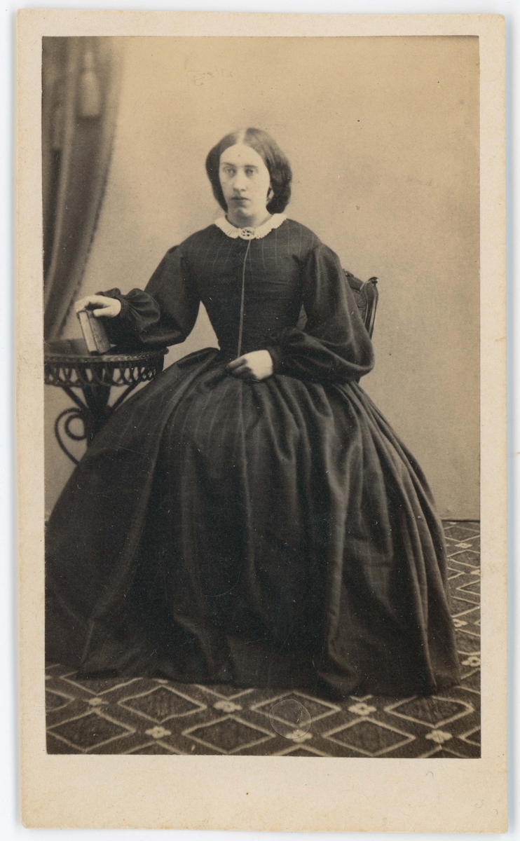 Porträtt på Fröken Lydia Hummel. - Jönköpings läns museum / DigitaltMuseum