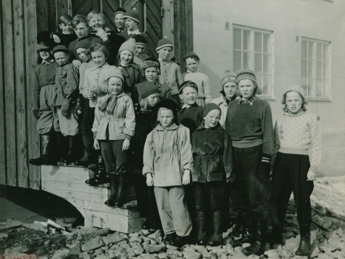Skoleelever utenfor Huset i 1953 - Svalbard museum / DigitaltMuseum