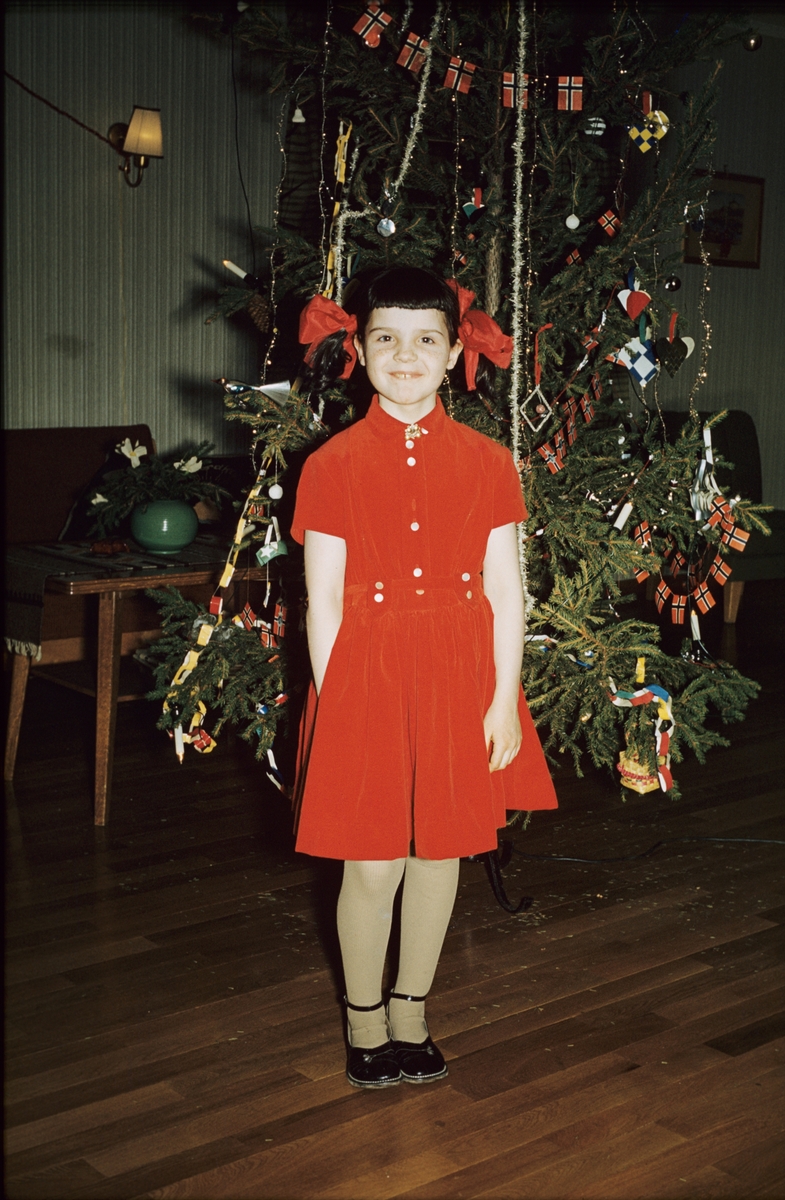 Tone Nødtvedt foran juletreet julen 1958 i Svalbard kirke - Svalbard ...