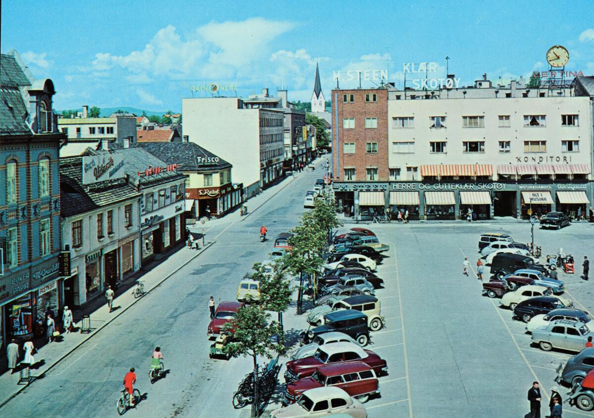 Postkort, Hamar, Østre Torg, Torggata 41, M. Steen bygget, parkerte ...