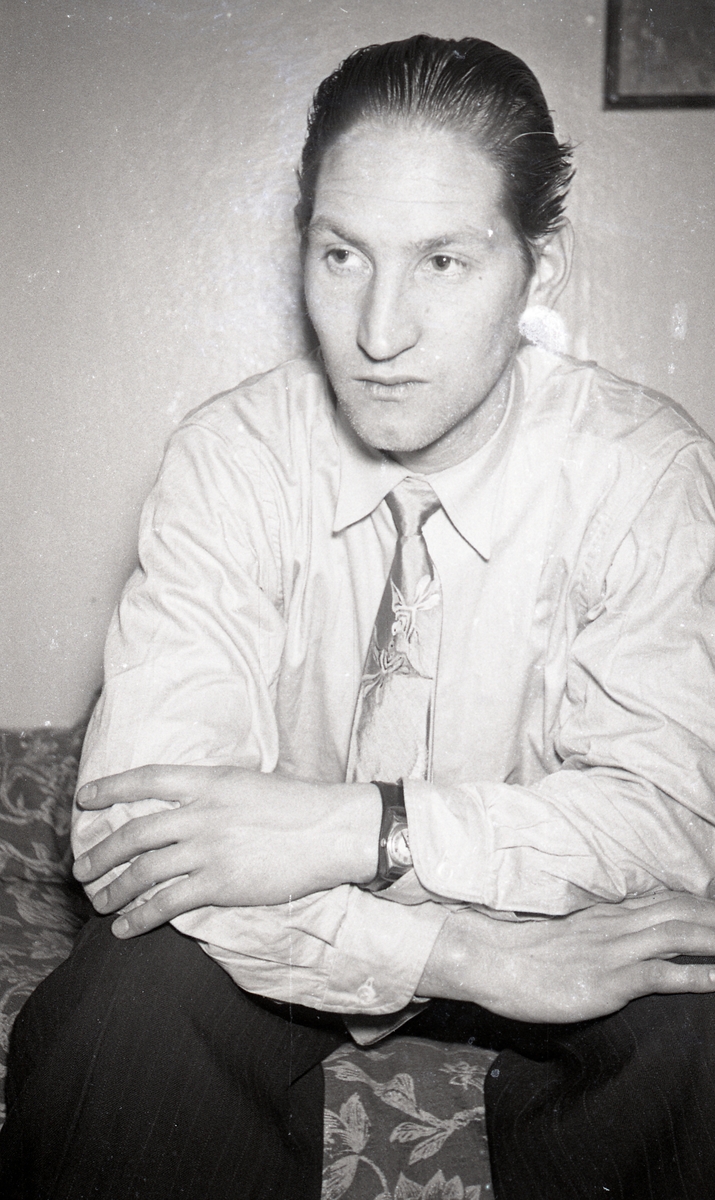 Bilder tatt av gruvearbeider Roald Amundsen, som var her oppe fra ...