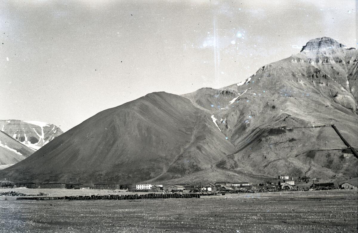 Bilde etter Abram I Gilbo, som var i Pyramiden i 1946-1948(oppbygging ...