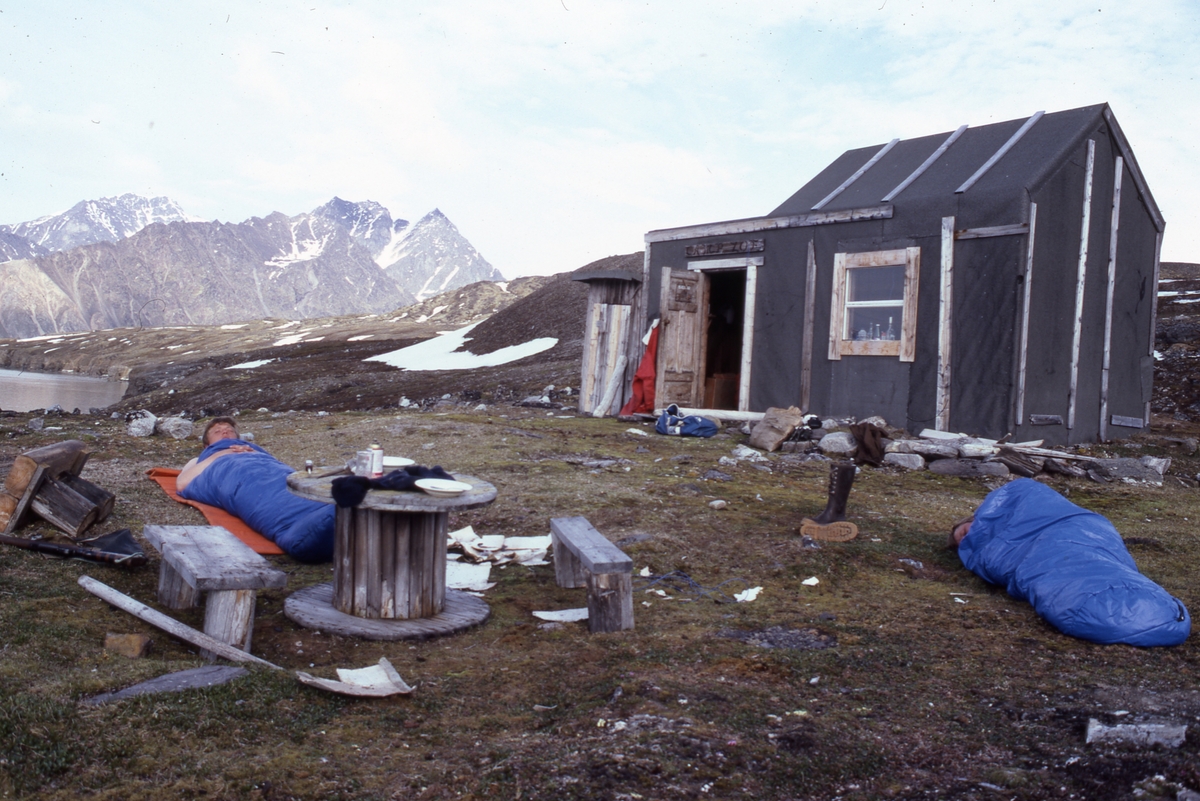 Camp Zoe i Krossfjorden. I soveposer ligger Christian Lydersen og ...