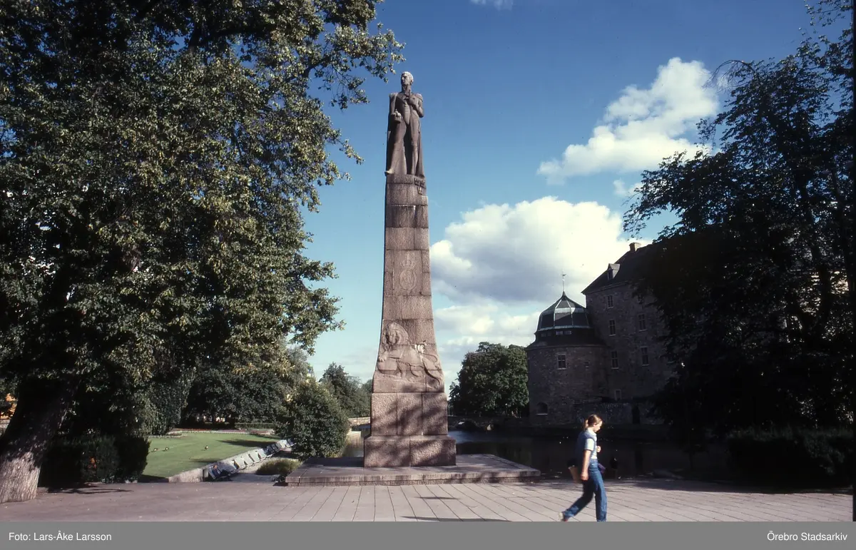 Karl XIV Johan statyn i Centralparken, 1975-1980 - Örebro Stadsarkiv ...
