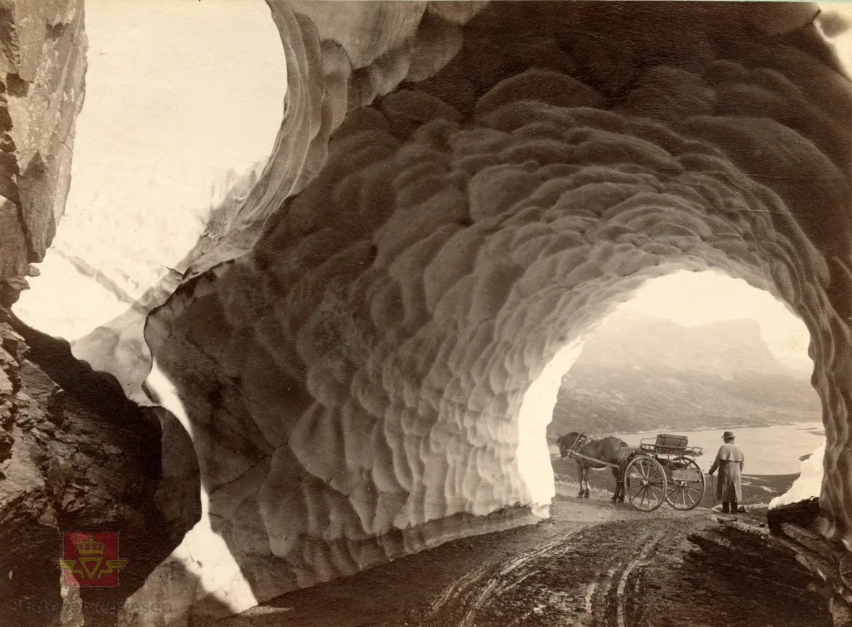 Snøtunnel i Dyrskar Haukelifjell. 1880-1890. - Norsk vegmuseum ...