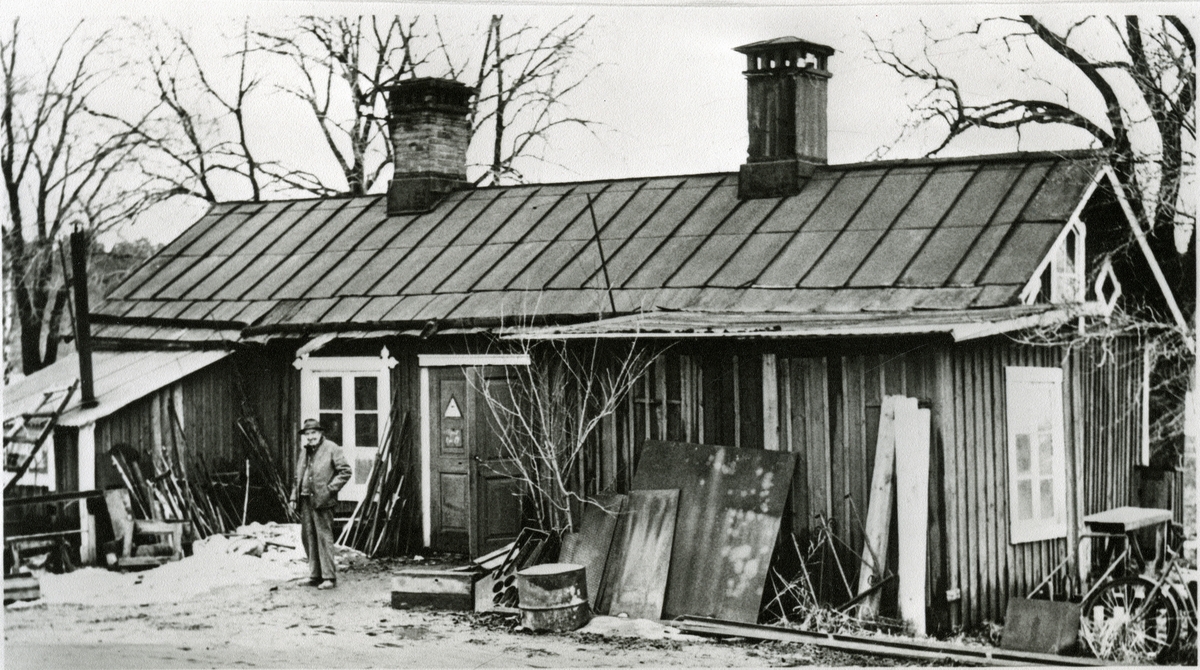 Bild av Hjalmar Svenssons smedja på Macksta i Köping. Inlämnad kopia av ...