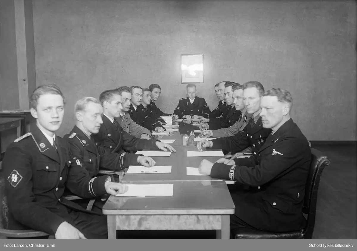 Medlemmer av Germanske SS Norge i møterom 1942-43. Kan være fra ...