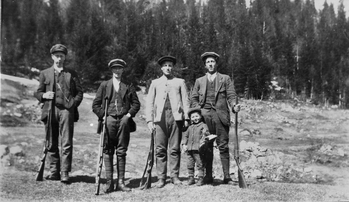 Vellykket fuglejakt. Kristen og Engebret Kopseng, muligens med brødrene ...