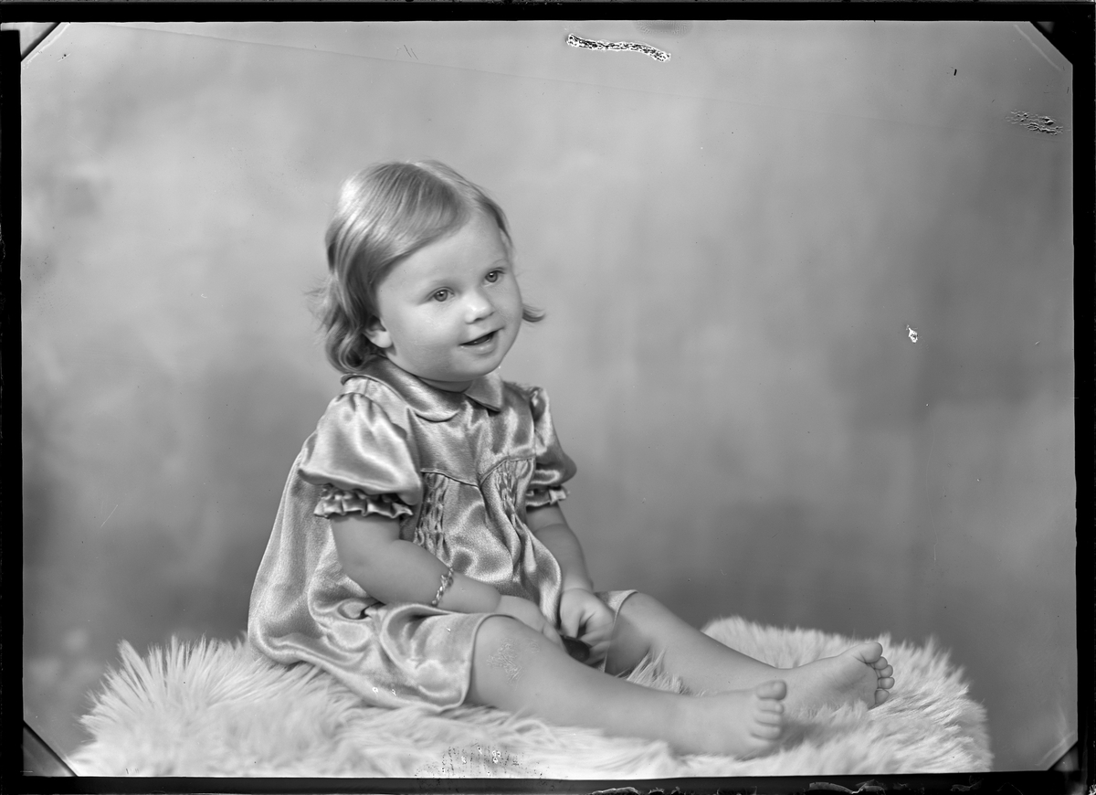 Barneportrett. En liten jente i silkekjole - Museene i Akershus ...