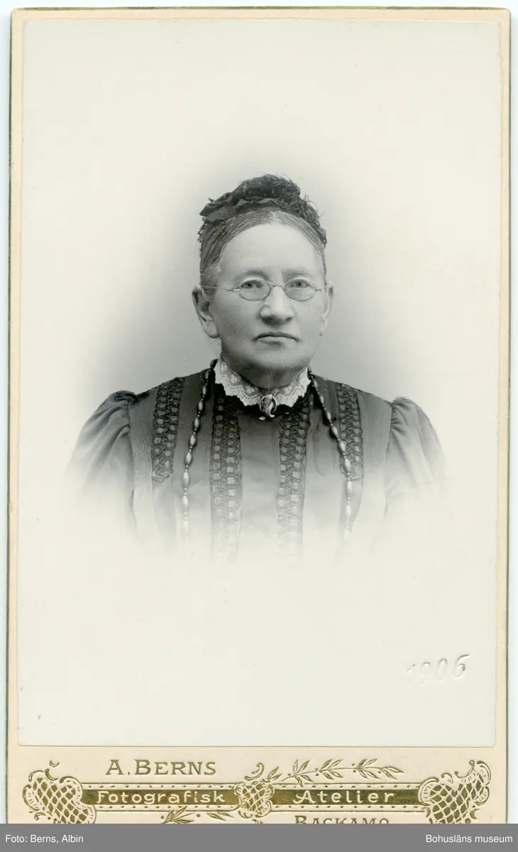 Skrivet på baksidan: Julia Törnsten född Olsson 1832-1908 mor till ...