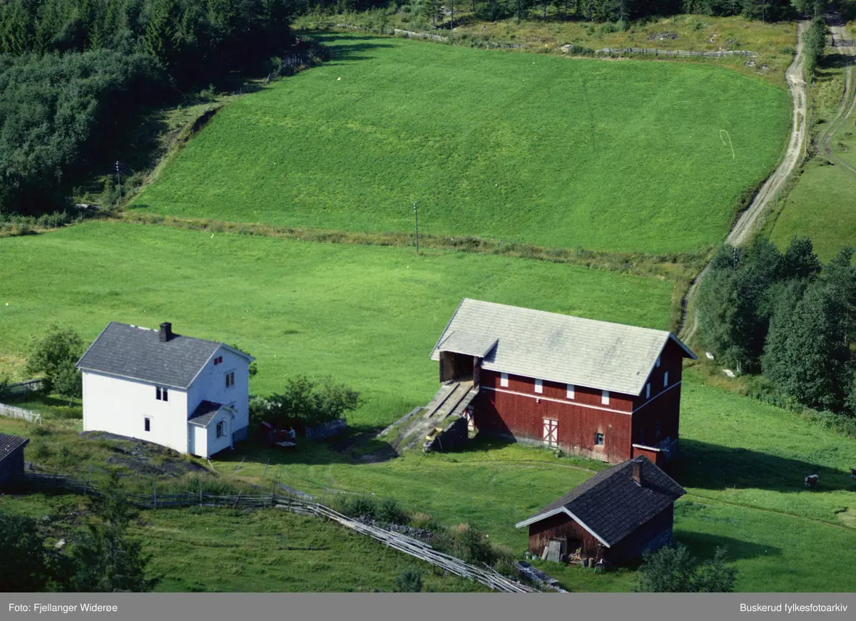 Skråfoto av bygg og omegn ved Langvansbråten på Sokna. - Buskerud fylkesfotoarkiv / DigitaltMuseum