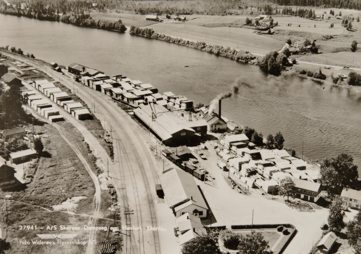 Postkort, Skarnes stasjon, flyfoto, jernbanestasjon, stasjonsbygning ...