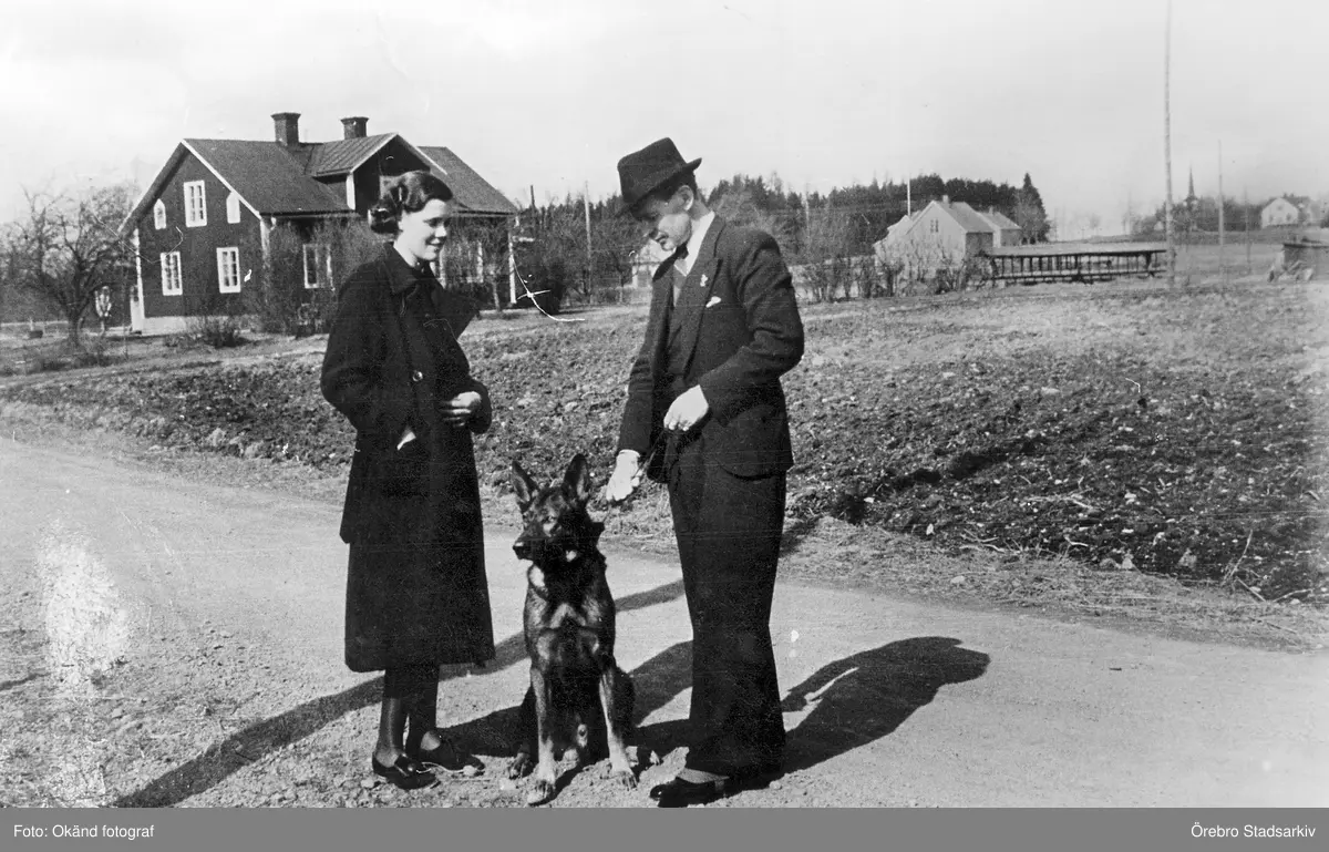 Elsvig och Ivar Eriksson med hund i Hovsta, 1930-tal - Örebro Stadsarkiv / DigitaltMuseum