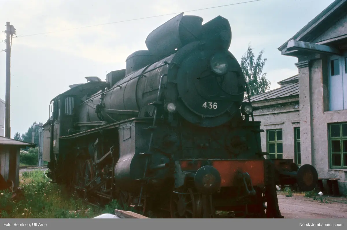 Utrangert damplokomotiv type 26c nr. 436 ved lokomotivstallen på ...